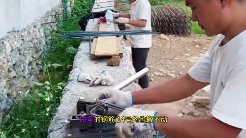 表弟在钢筋工作台上制作箍筋的动作,好帅呀