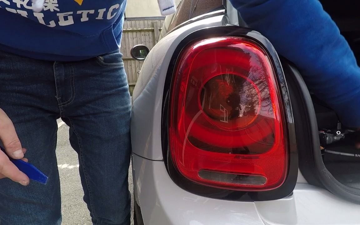 MINI F56 后保险杠拆卸