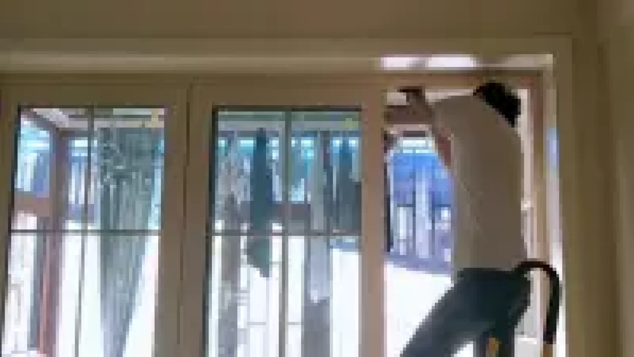 推拉门如何安装, 看看小哥在阳台安装后的效果, 房间瞬间变高级了!