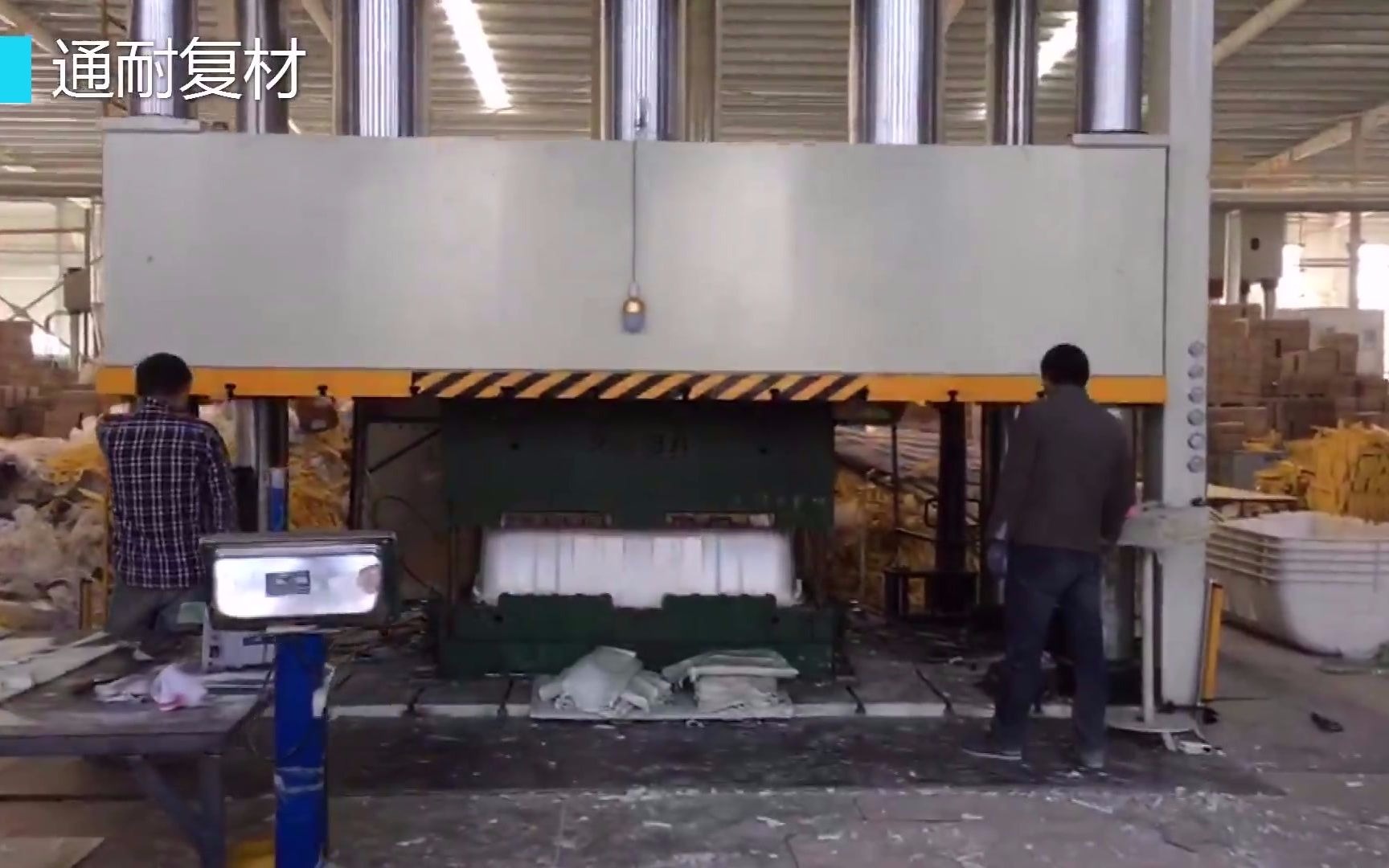 玻璃钢模压化粪池生产车间实拍玻璃钢模压化粪池是如何制作的