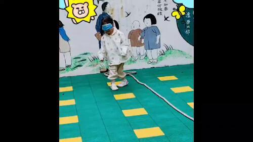 幼儿园快乐日常,宝贝绘画游戏两不误!