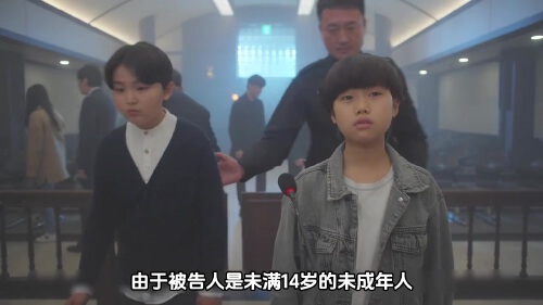 两个小学生从高楼往扔砖头只为了测试能不能砸死人