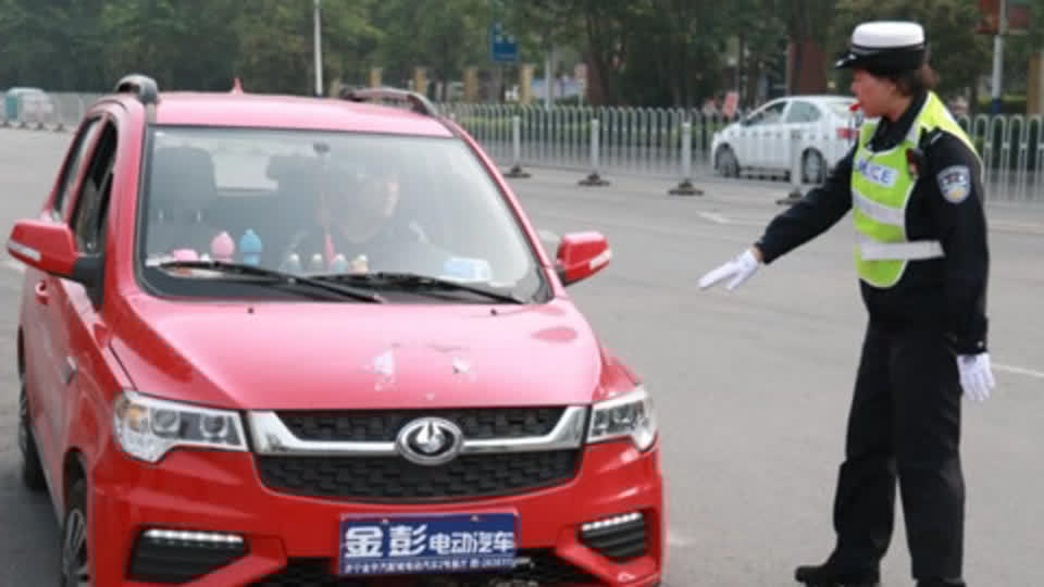 老年代步车迎新规,不再享特权,老百姓哭了:太欺负人了!