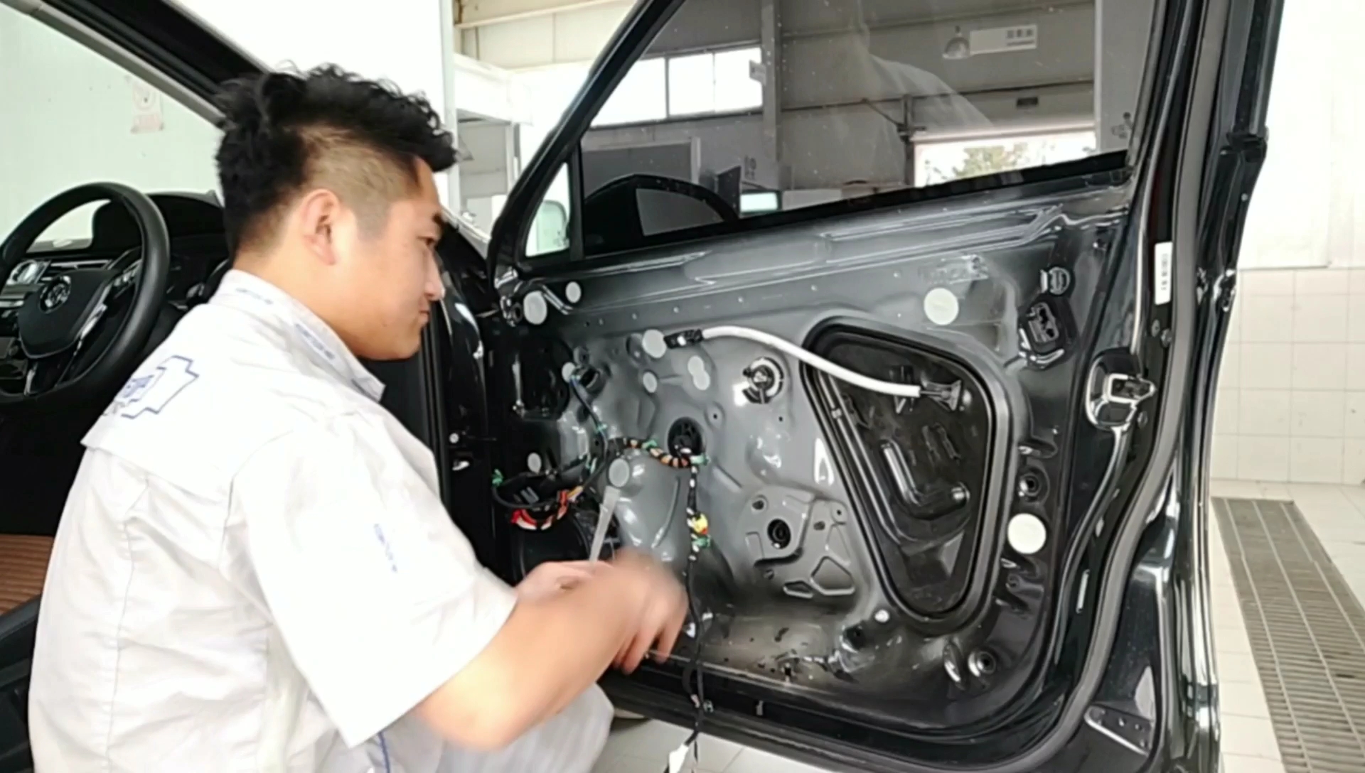 大众迈腾左前车门被撞,带你看如何拆解车门,内部做工怎么样