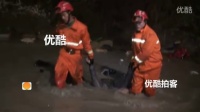[拍客]贵州超载客车翻车坠桥 18人遇难
