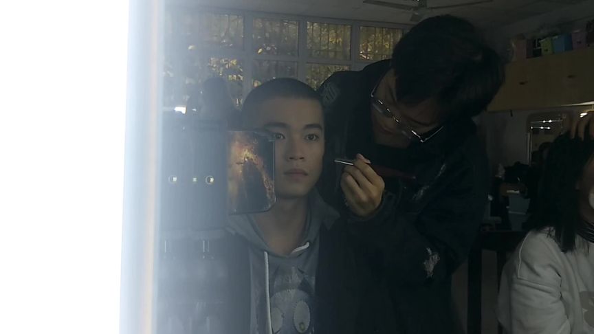表演专业学生话剧开始前的化妆准备
