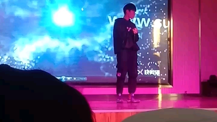 学校元旦晚会去台上唱《演员》会怎么样?