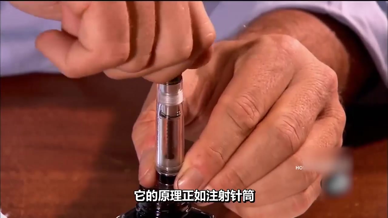钢笔的制造全过程(超高清版)钢笔最前一小点是用超耐磨合金珠焊接...