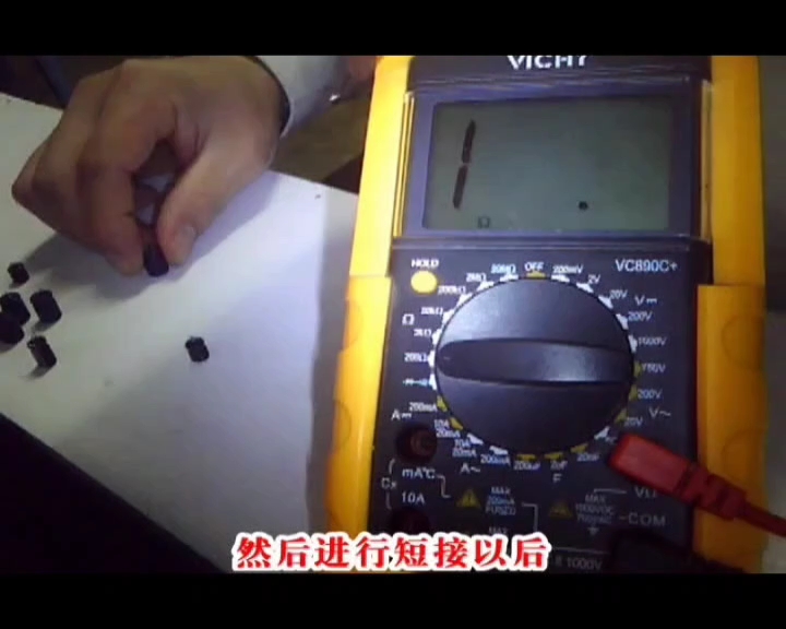 如何用万用表测量主板上电解电容是否已经损坏