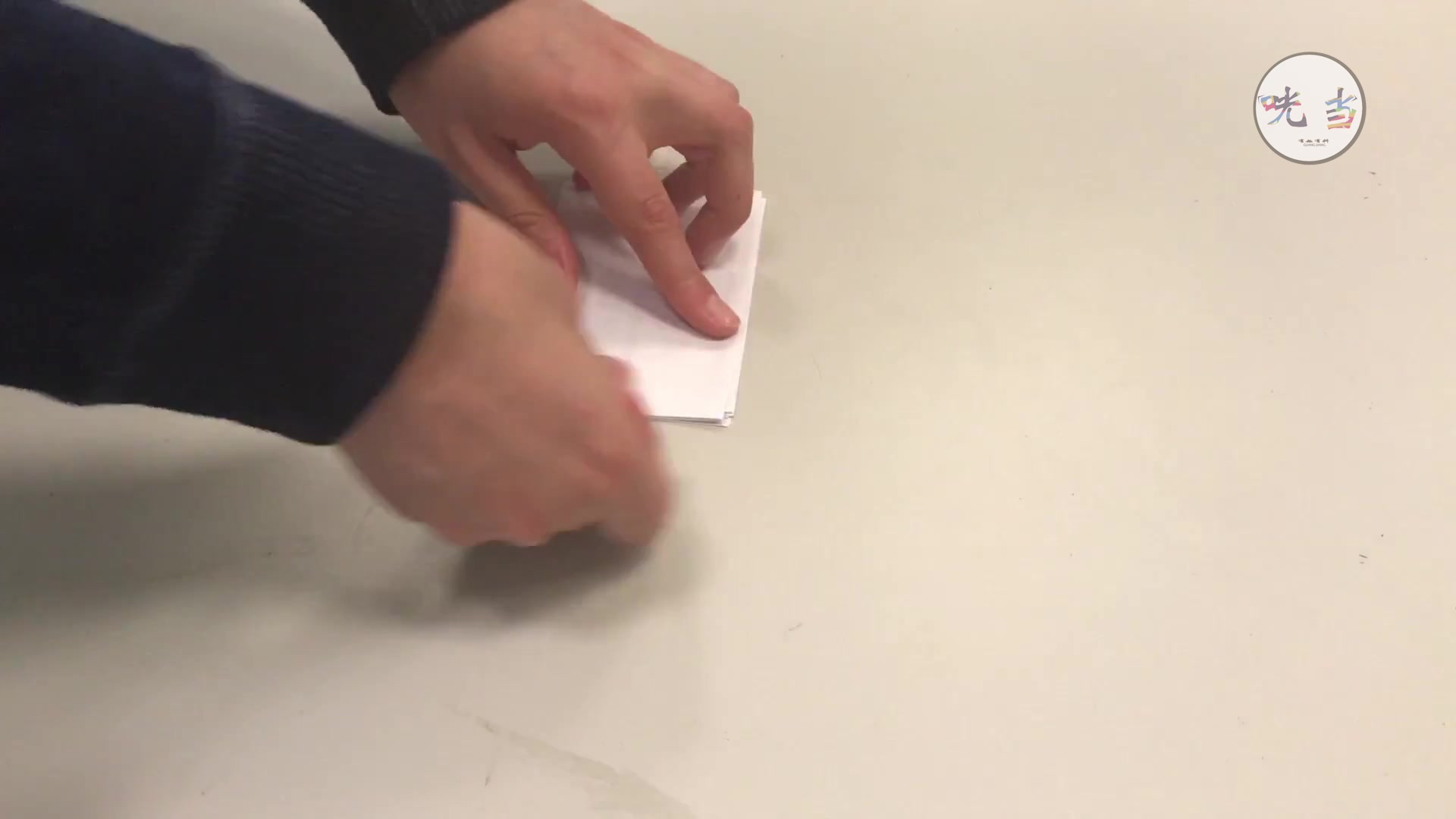 纸最多对折13次!假如把纸对折103次,厚度会超过整个宇宙吗