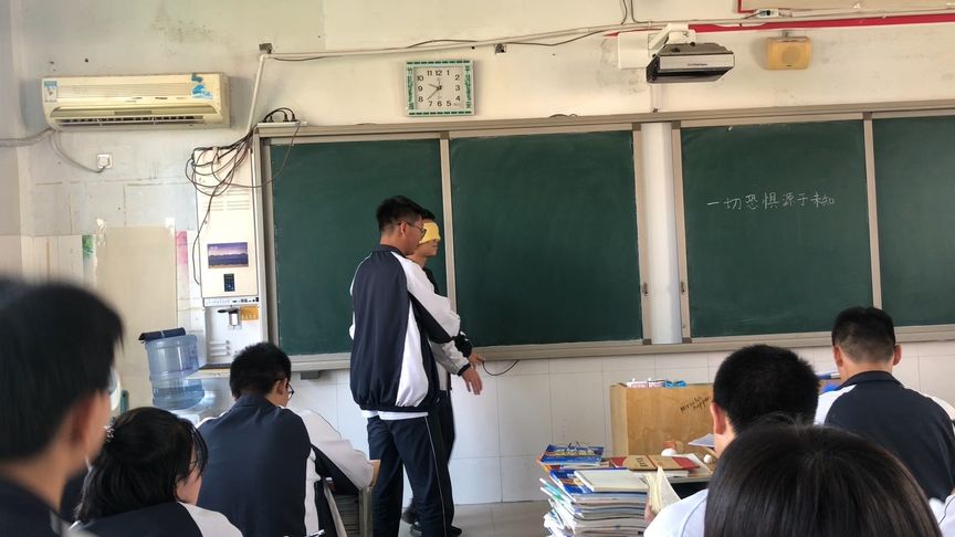 嗨,宝贝,小心点儿!(课前演讲中的精彩瞬间)