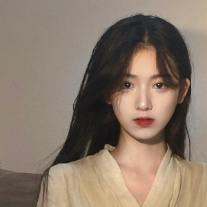 珍弗妮弹钢琴 