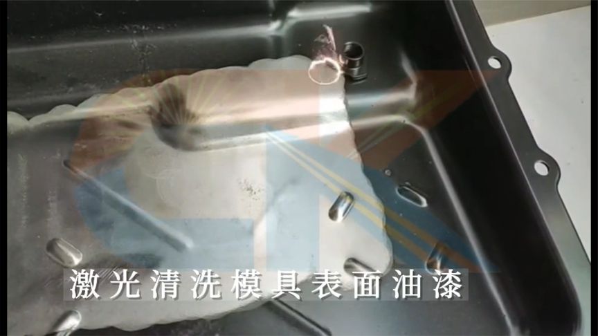 工人师傅在给家具模具上漆时难免会在地上留下油漆,应该怎么洗掉