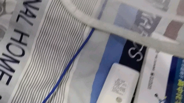 这是一根很长的华为数据线。