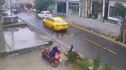 骑电动车必须佩戴头盔,确保安全减少伤害风险!