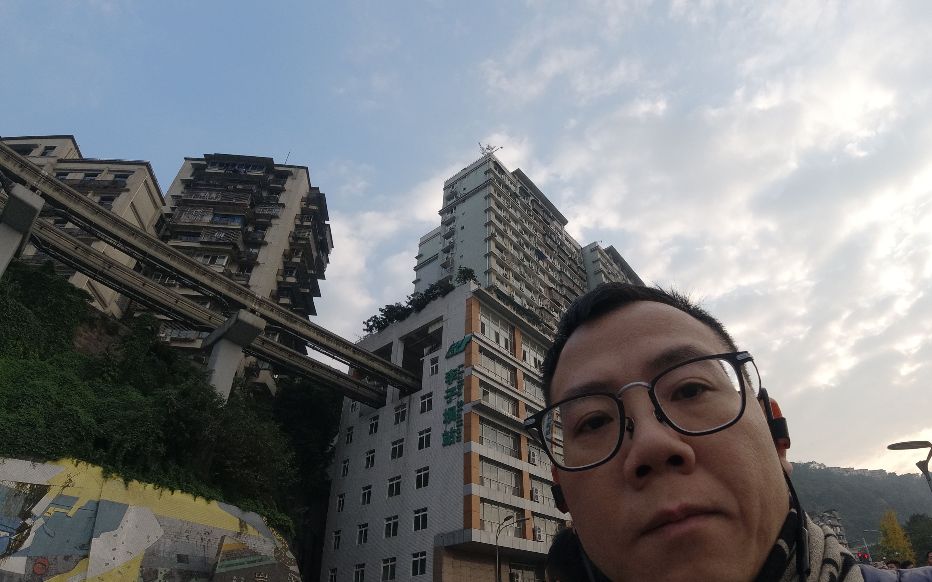 打卡重庆网红车站李子坝轻轨站,单轨列车穿楼而过,还可以看江景,值得...
