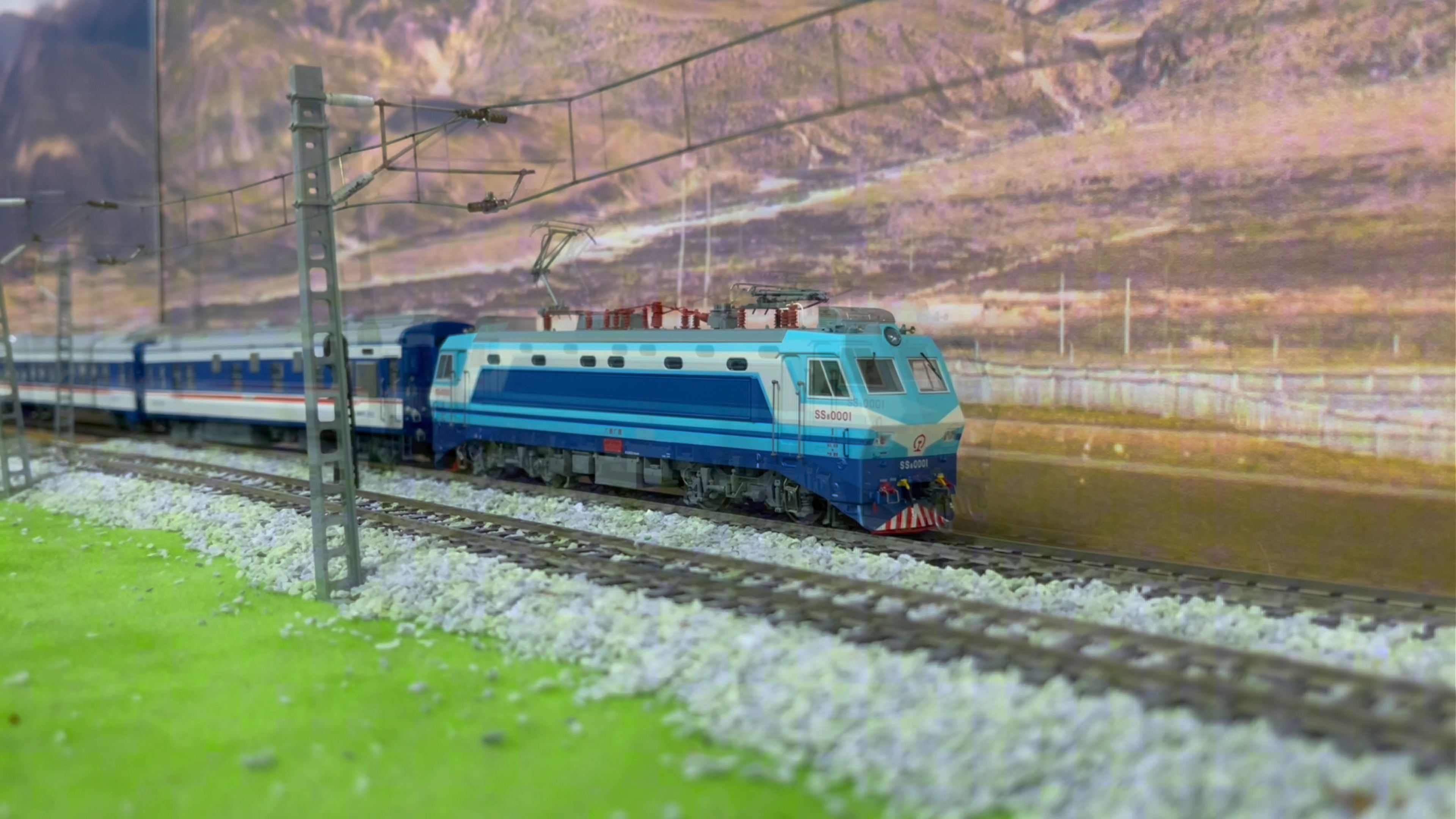 逐渐真实的火车模型沙盘