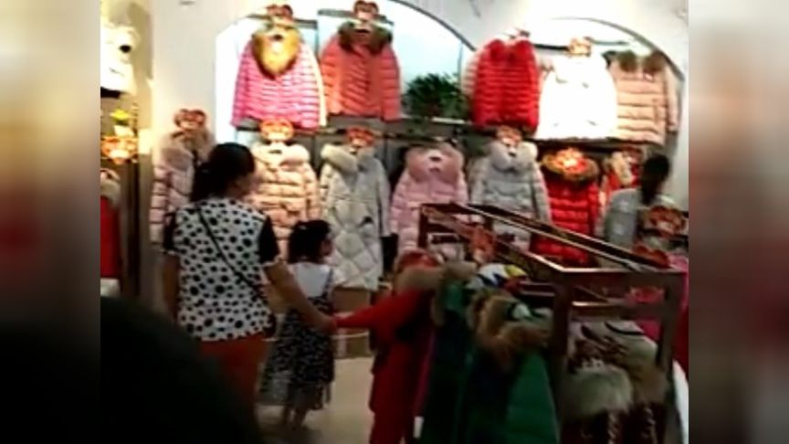 现在都流行夏天买羽绒服了吗,其他店都没什么人,卖羽绒服的店生意挺...