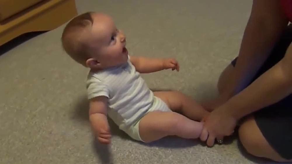爸爸教宝宝做仰卧起坐,呆萌的动作真是太可爱了!