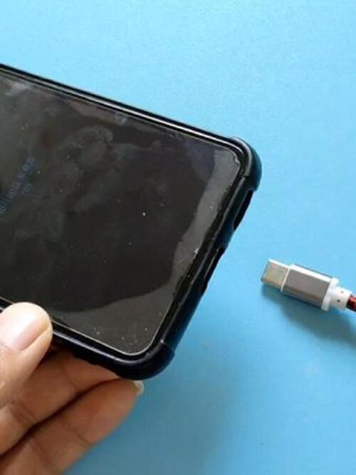 手机充不进电怎么办?师傅教一招,不花一分钱,就能立马充电正常