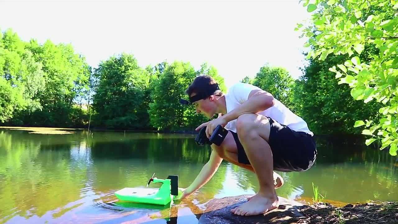 小伙用3D打印机,做出了小船模型,小伙玩的不亦乐乎