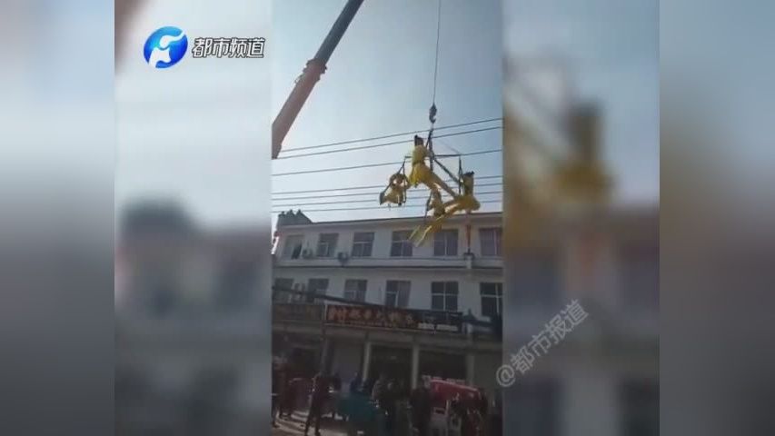 【惊魂演出!杂技演员突然高空坠摔而下!