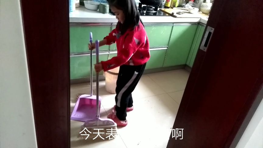 放寒假孩子在家主动帮忙做家务,看宝妈是用什么方法引导孩子的?