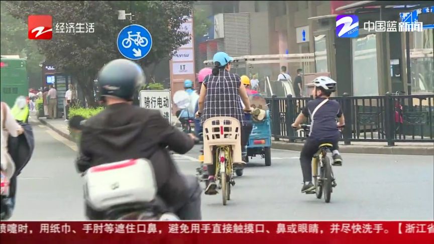 骑电动自行车 孩子搭乘也要戴头盔 安全座椅不可少!