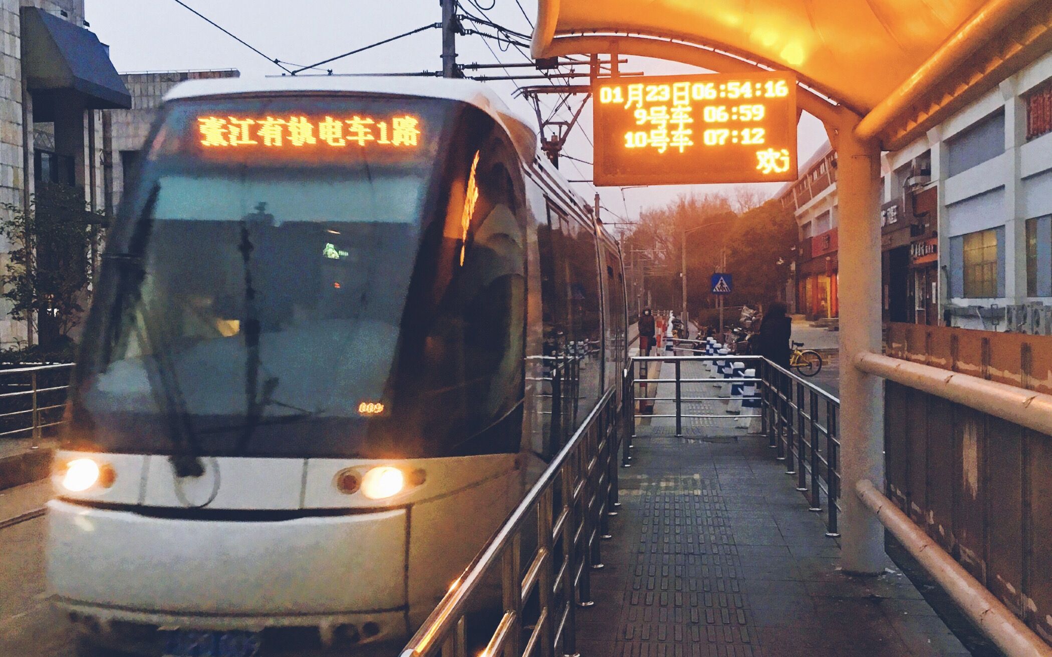 乘坐早上7点的张江有轨电车是一种怎样的体验?