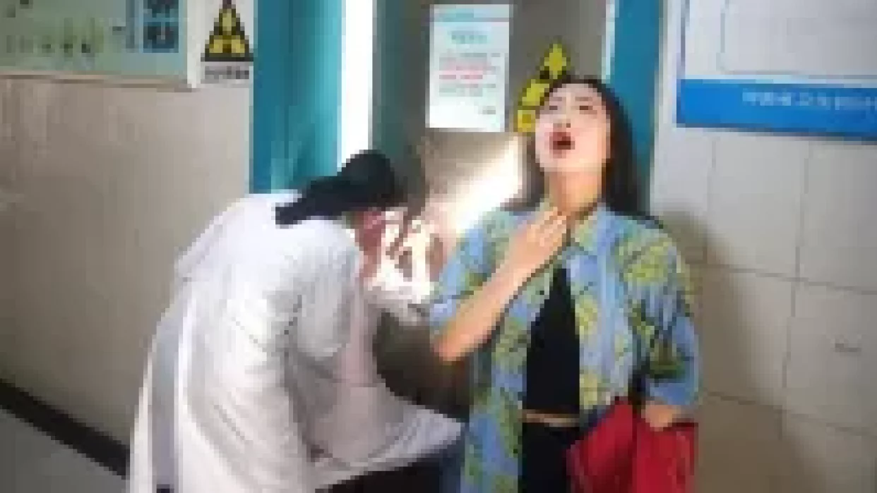 美女总觉得喉咙里有异物,去医院取出异物后,美女呕吐不止!