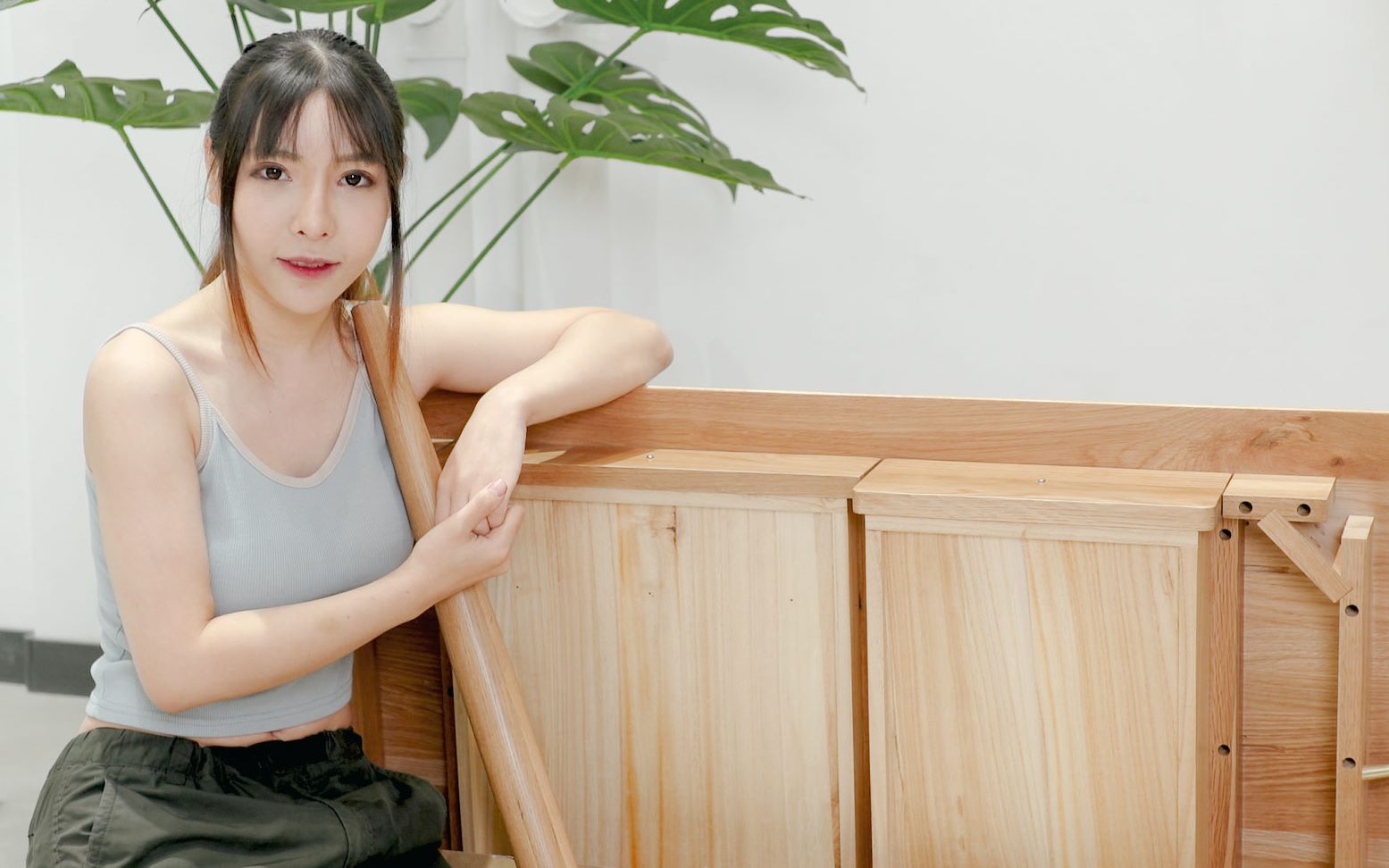一个人就能拼好白橡木小桌子,闪闪简单聊实木桌子和人造板材的大...