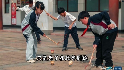 孩子们认真练习传统游戏,传承文化精髓