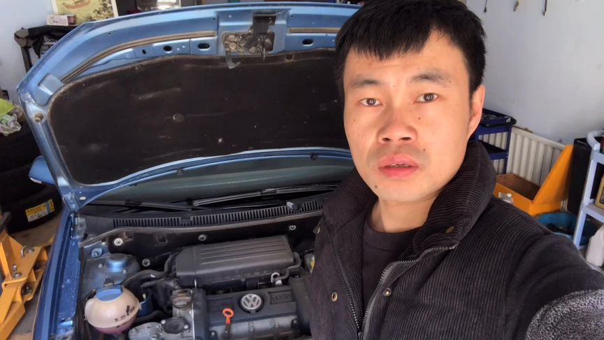 汽修工清洗汽车节气门全过程