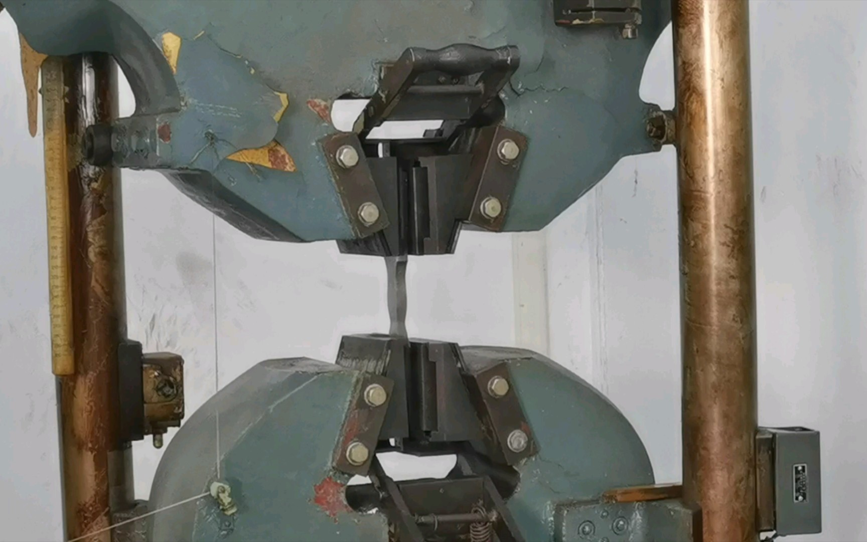 今天差点成为事故主角,实拍材料拉伸试验测试