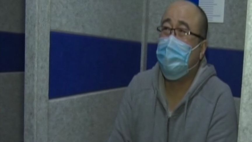 奇男子违法掉头后为逃处罚,竟又回到现场将禁令标志转了个弯!