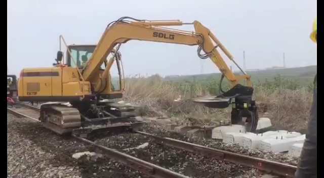铁路换枕机代替人工换枕,一台机器,一小时换60-90根,效率厉害了!挖掘...