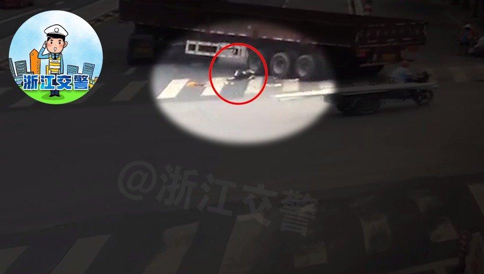 ...一辆重型半挂牵引车由北向南右转弯时,驾驶员没有仔细观察加上牵引...