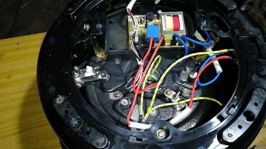 电饭煲通电不加热,这个故障很常见,老师傅万用表没用就给修好了