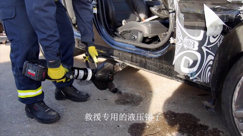救援专用的液压钳子,能轻松剪断钢筋,还能当作千斤顶使用