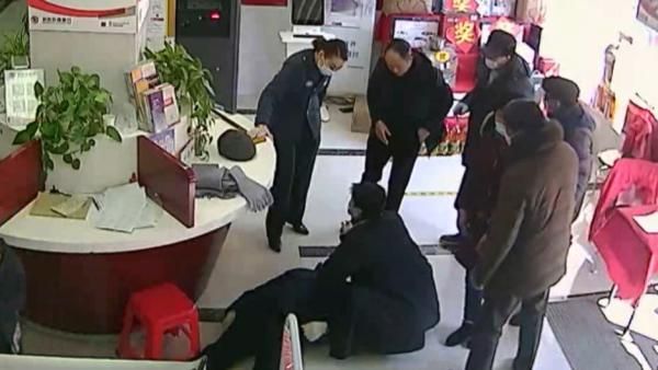 九旬老人办业务突发晕厥,银行:老年客户部分业务可上门服务