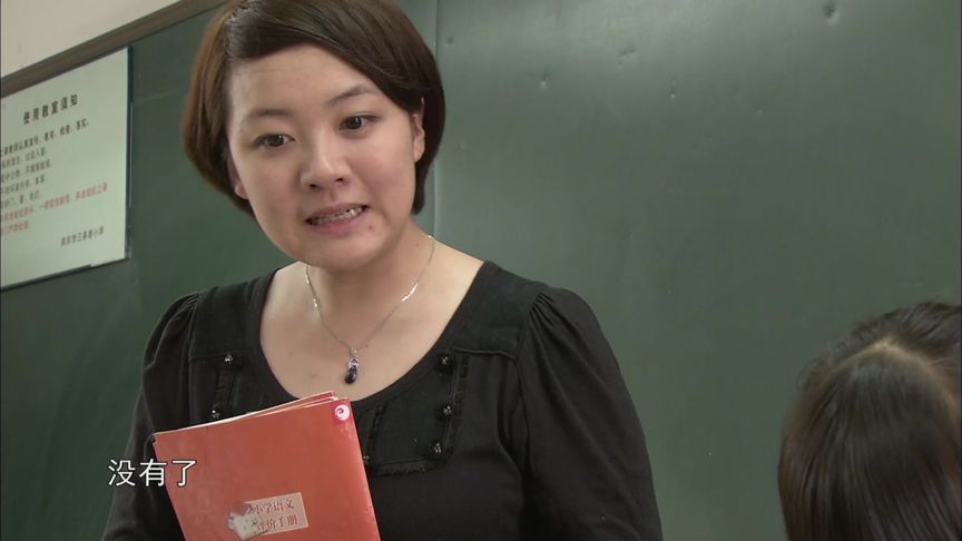 女孩转入新学校,开学第一天的自我介绍,简直太让美女老师无语了