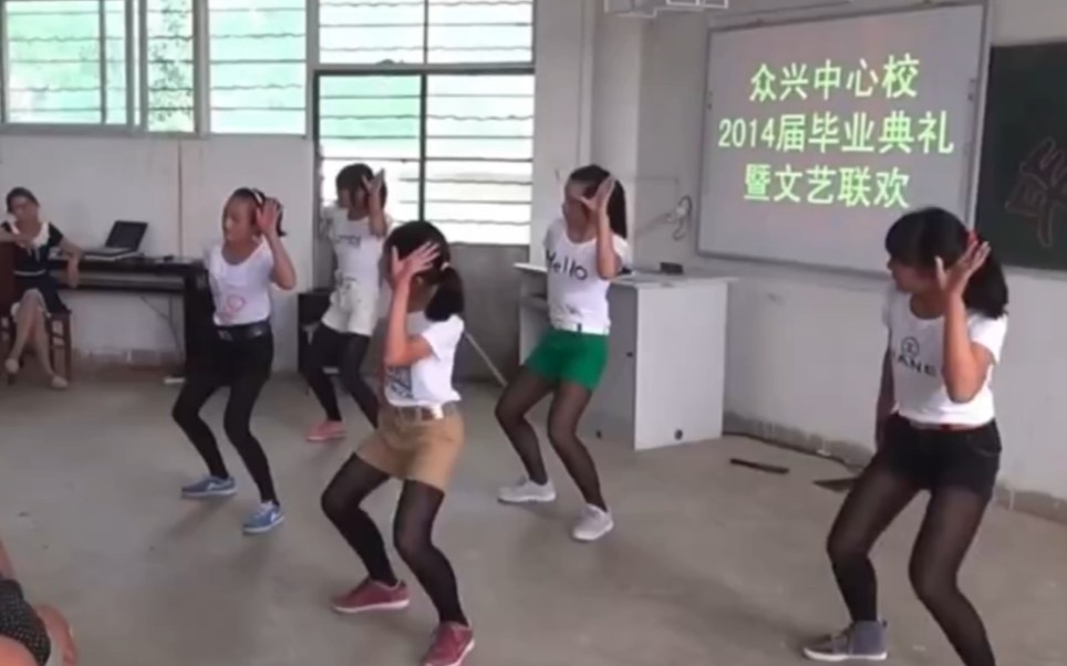 当年的班级毕业典礼表演,现在看看有多尴尬