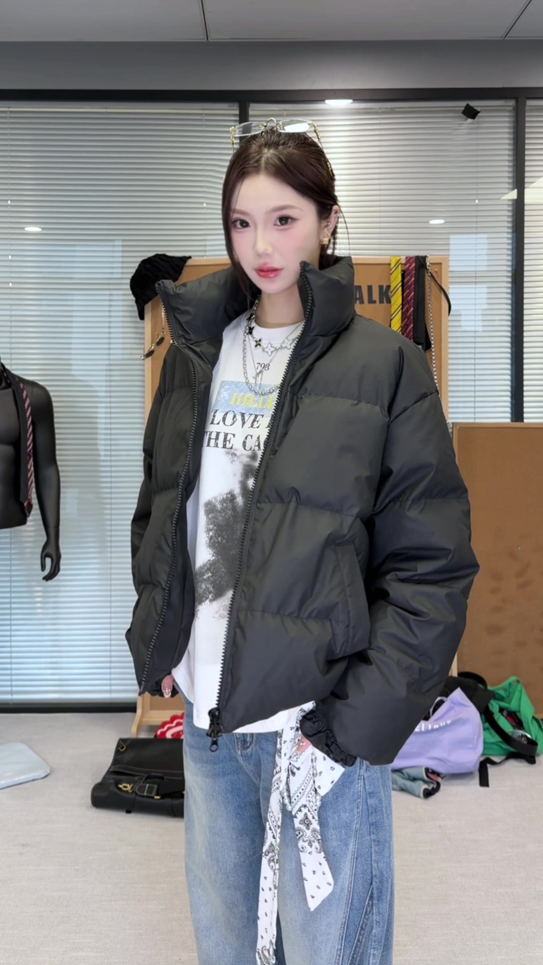 采用环保科技仿皮面料,手感柔软且极易打理。饱满蓬松的版型锁温性...