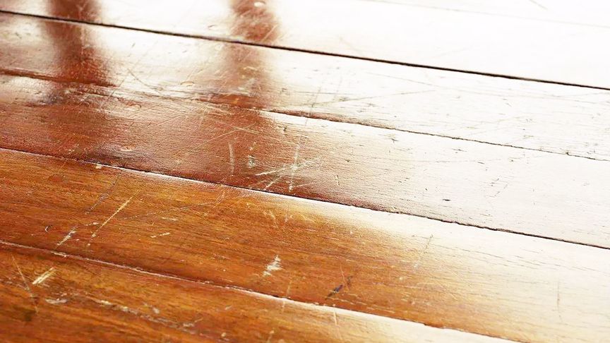 木地板出现刮痕不要急着换,卖地板老板教我这一招,方便又实用