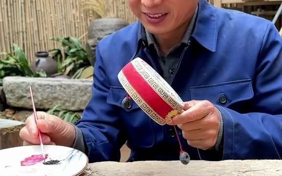 咚咚咚小时候多远听见货浪鼓声就开心的不得了只见一位老爷爷挑挑子...