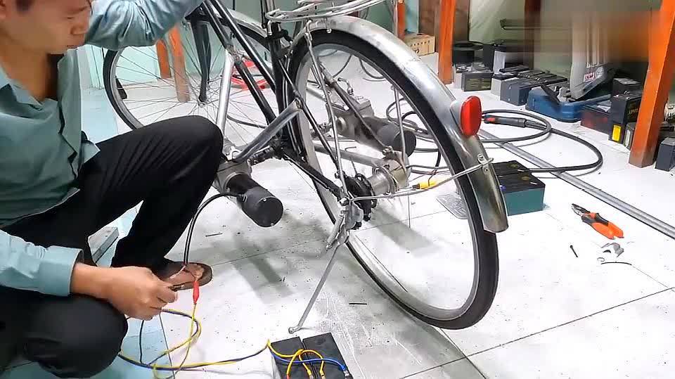 中国小伙嫌自行车太费劲,给它装上两个电机后,就变成了电动车