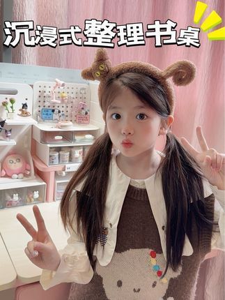 三年级小学生沉浸式整理书桌