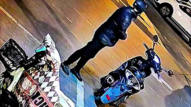 深夜路过此地电动车没电找路边陌生朋友借几个电瓶用