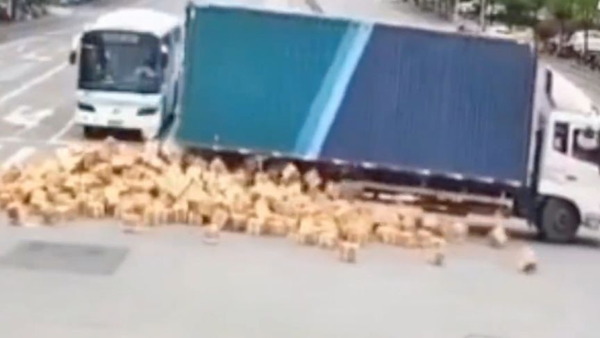 1000多箱茅台翻车,满街酒香,货车司机崩溃:每箱1万,赔不起啊