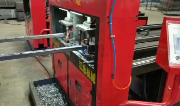 爬架开料自动开孔机